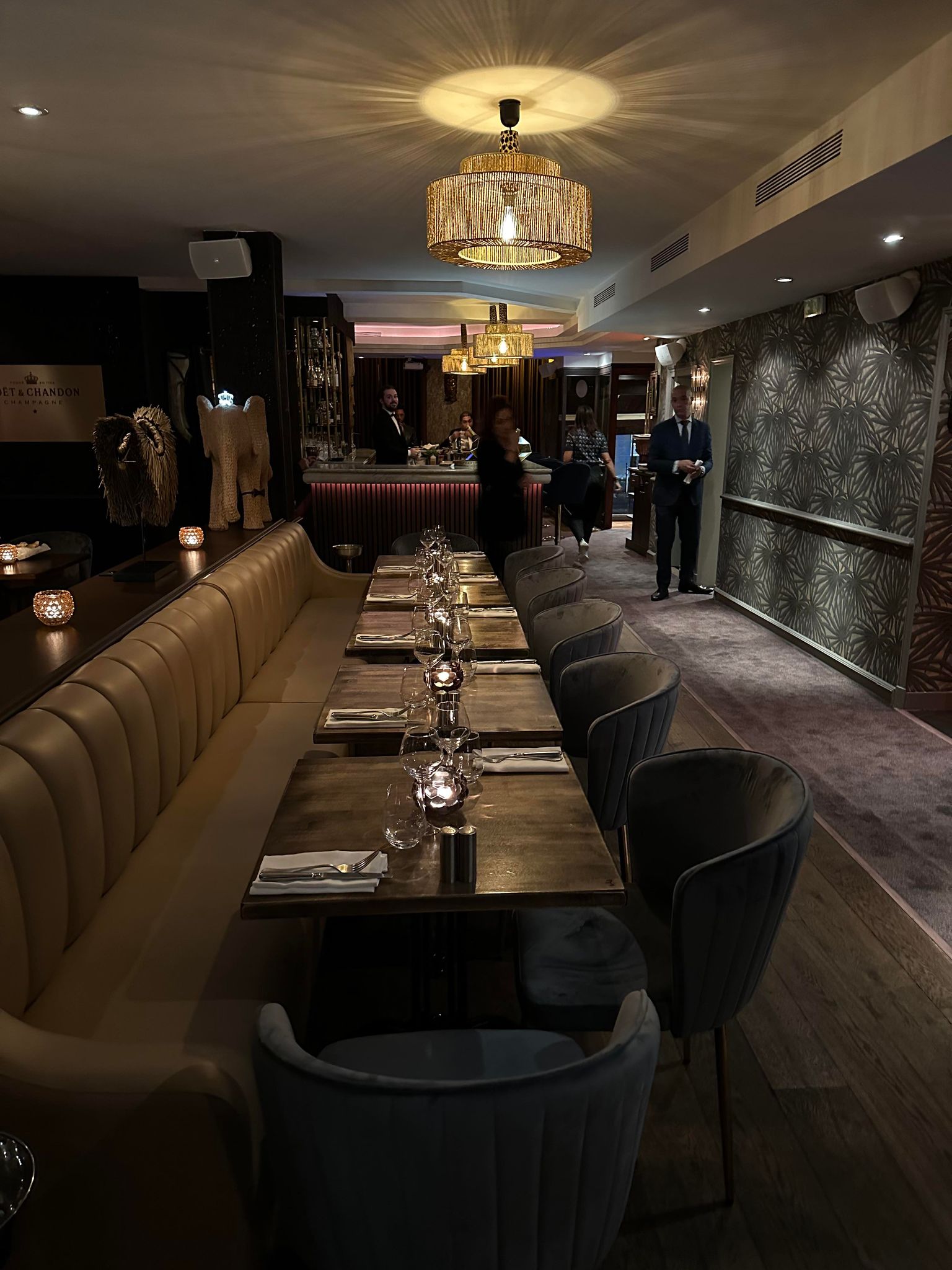Oya, le nouveau restaurant festif parisien qui propose une cuisine ...